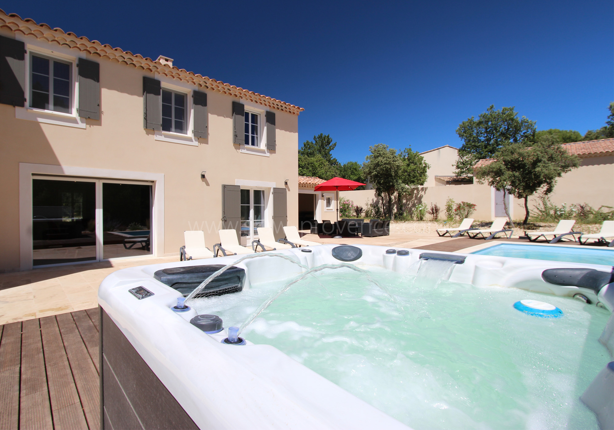 5-bedroom villa with garden, private pool and jacuzzi in Bédoin