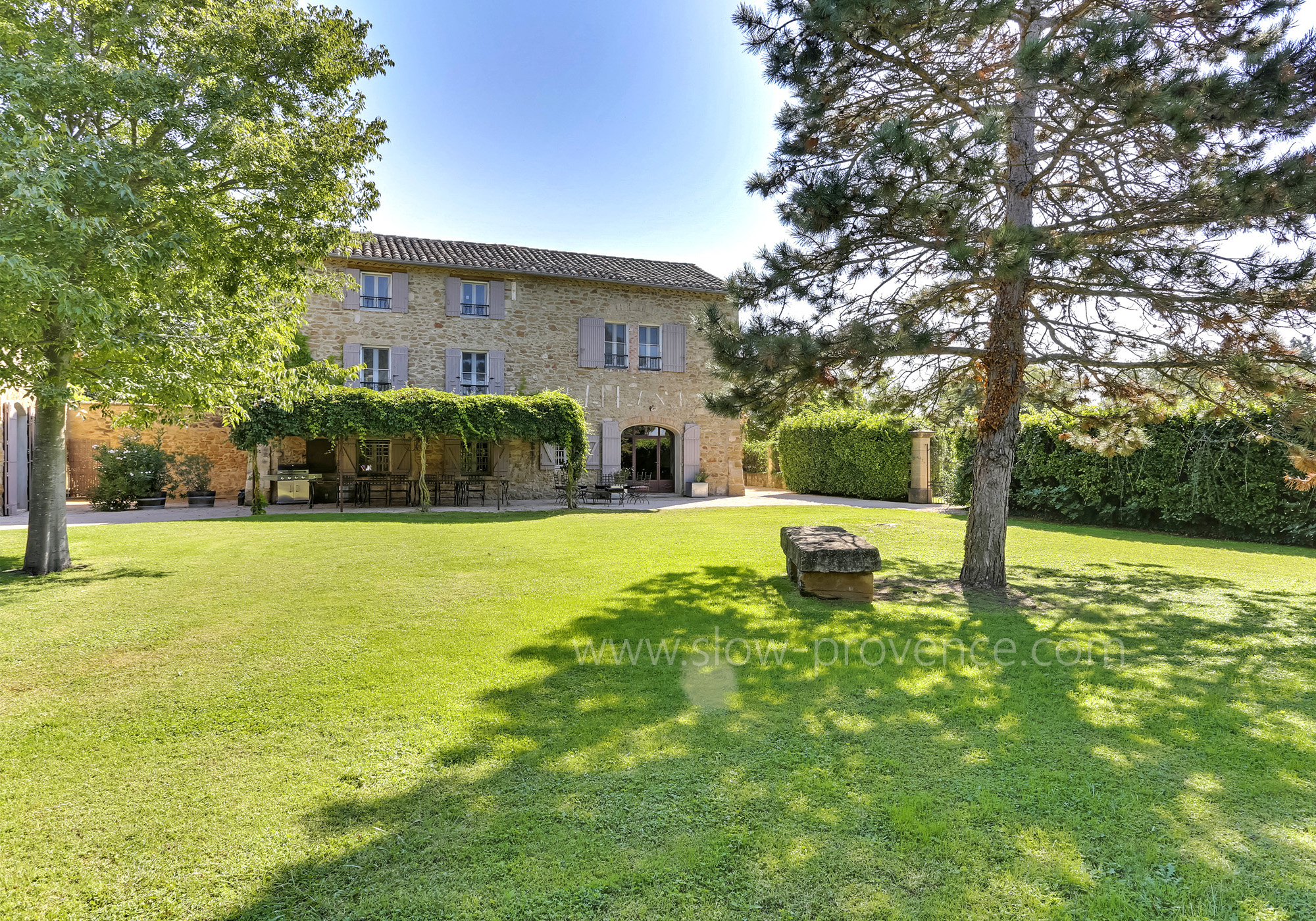 Large family-friendly Provencal farmhouse with a heated swimming pool