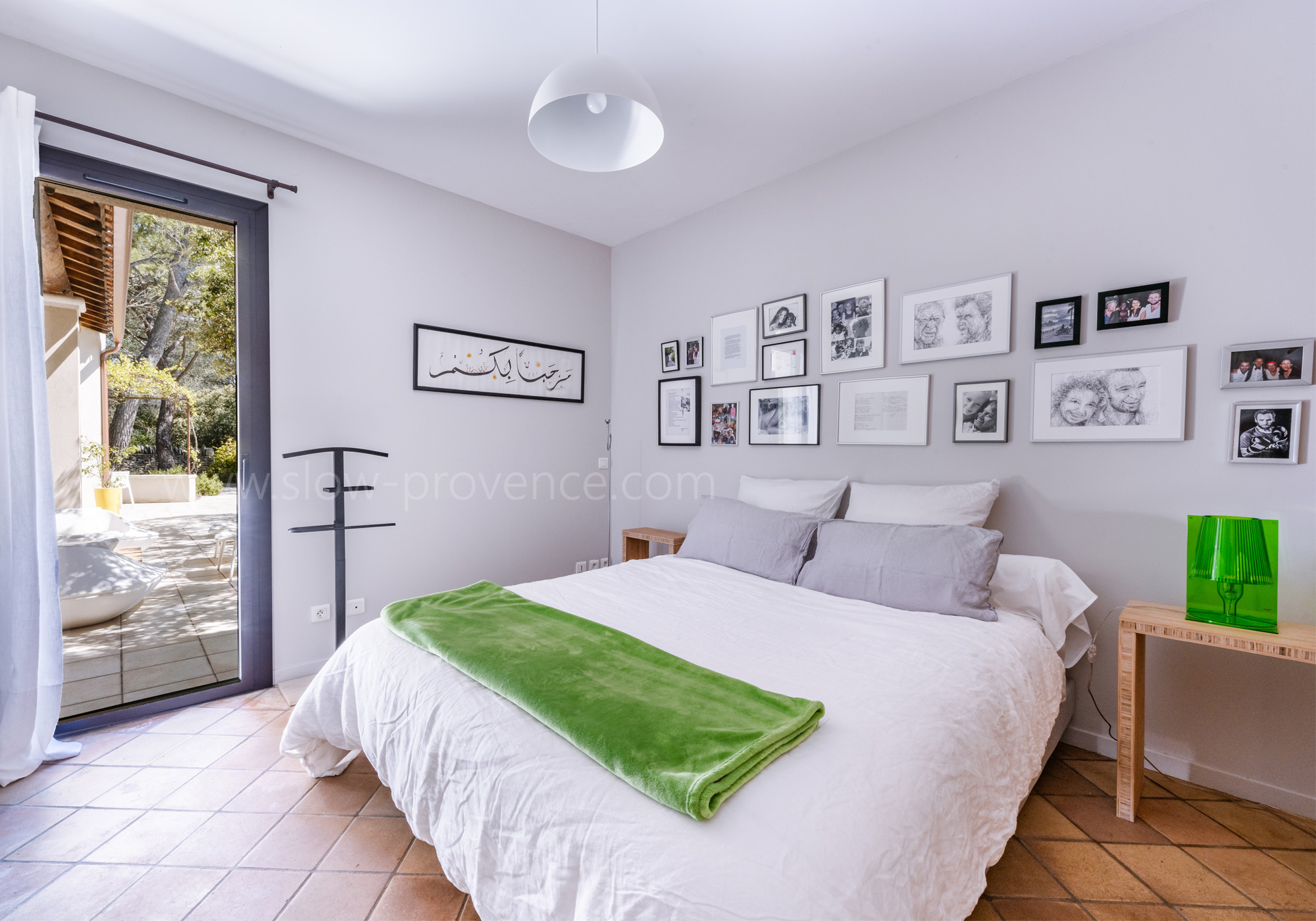 Air-conditioned villa with large pool and wooded grounds